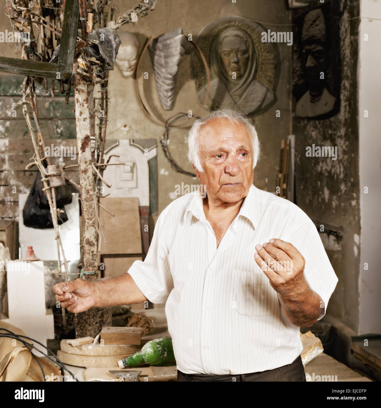 Man looking sideways old senior hi-res stock photography and images - Alamy