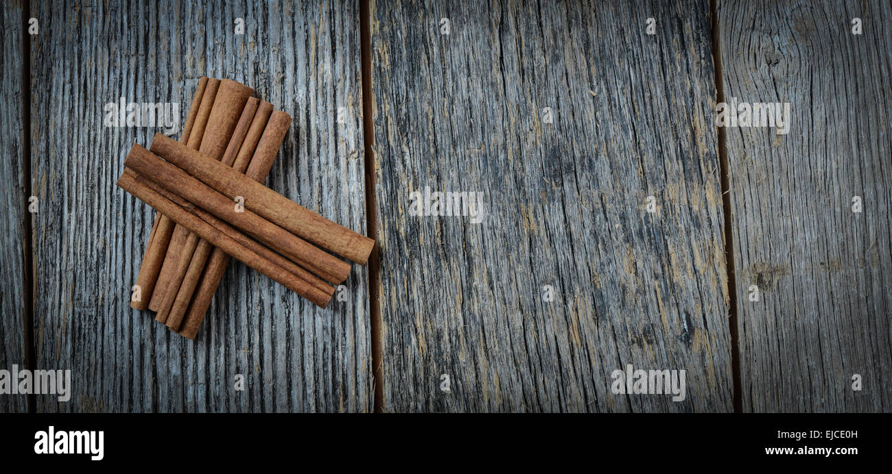 Cinnamon sticks on Rustic Wood Background Stock Photo - Alamy