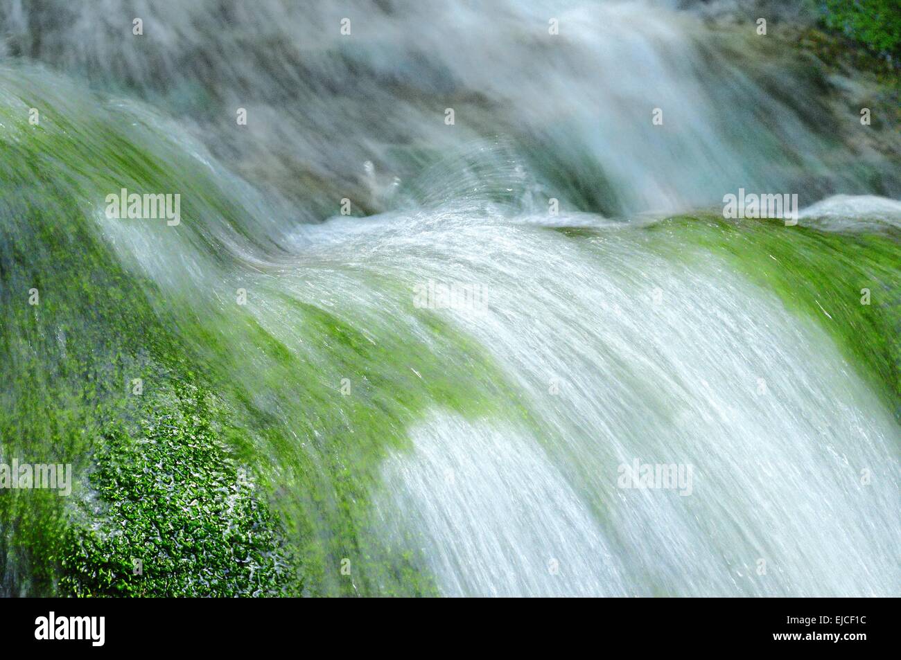 Weich fliessend wasser ubers moos hi-res stock photography and images ...