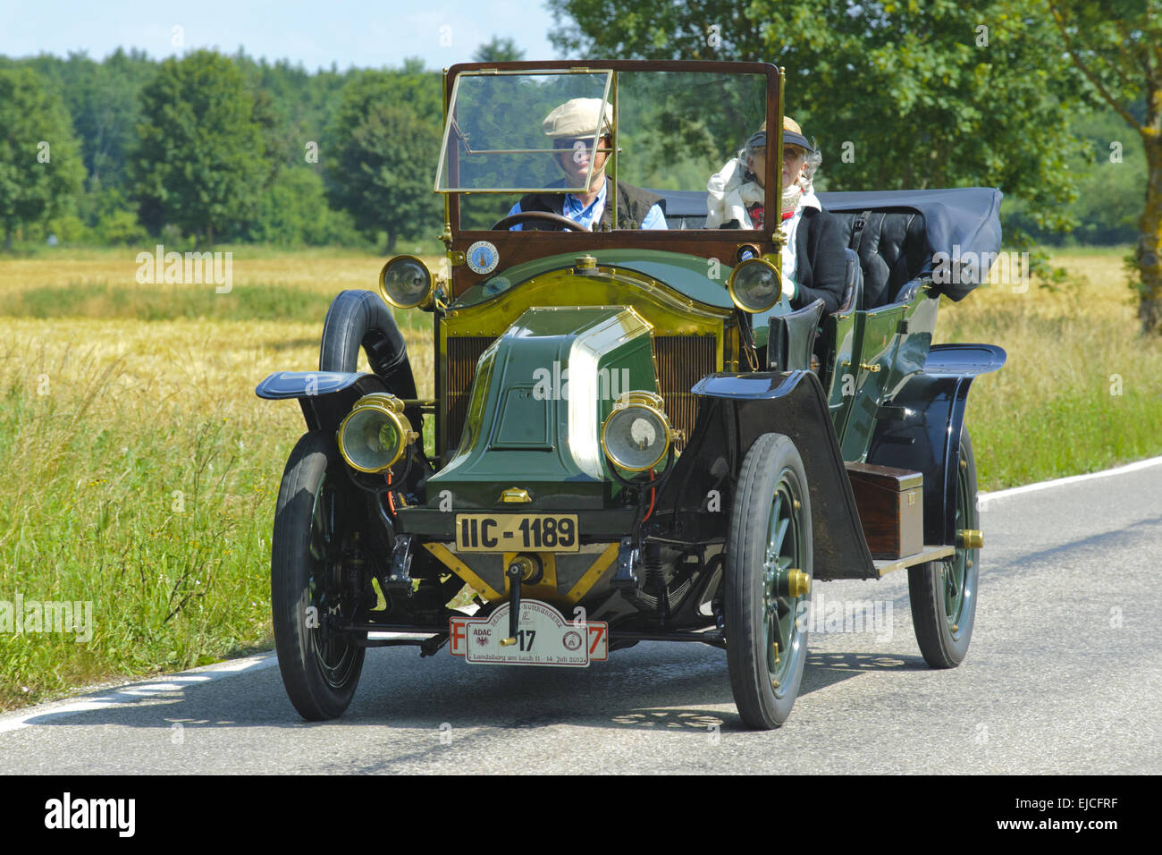 Oldtimer fahren ein oldtimer hi-res stock photography and images - Alamy