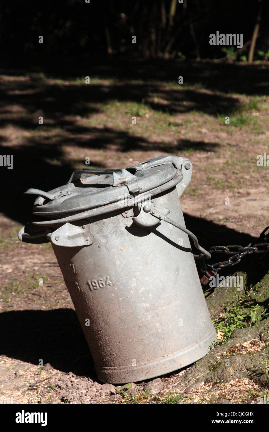Dustbin hi-res stock photography and images - Alamy