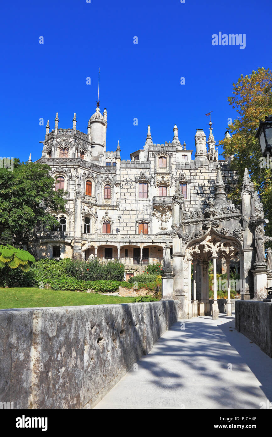 Medieval palace hi-res stock photography and images - Alamy