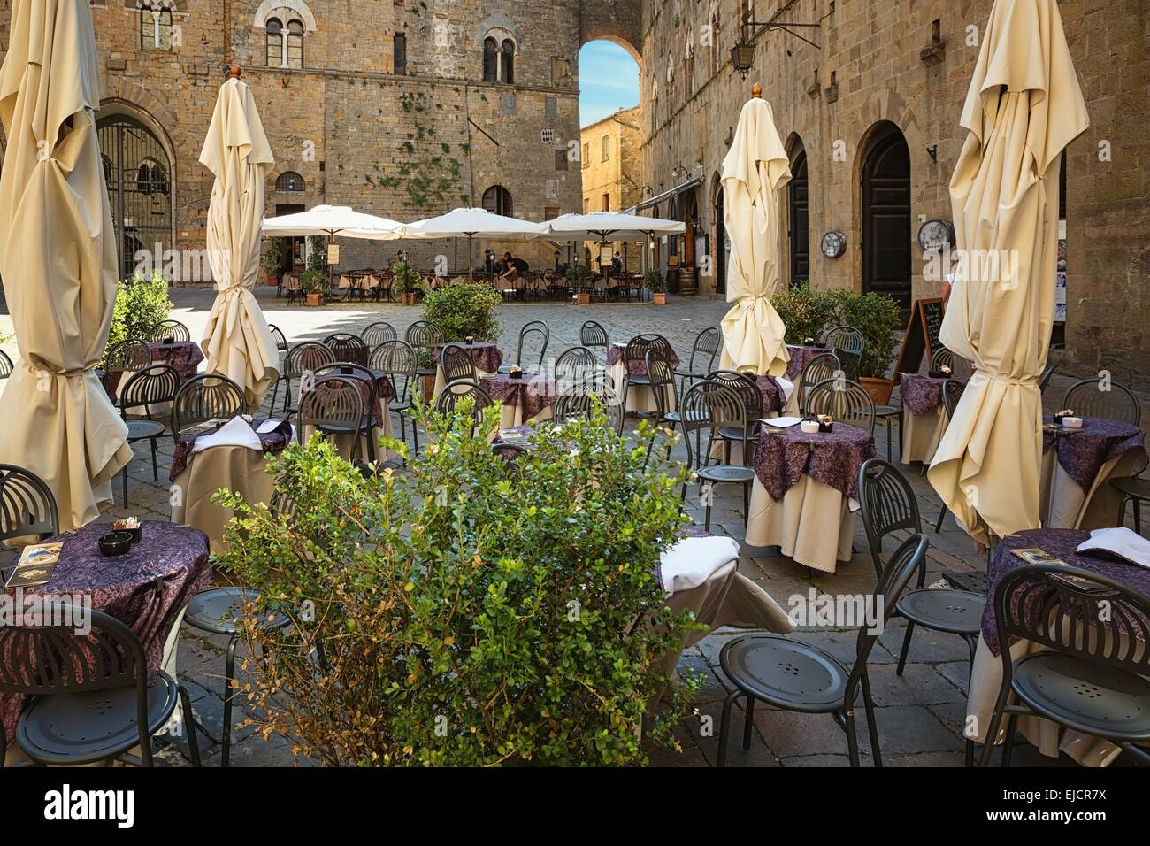 Outdoor dining italy hi-res stock photography and images - Alamy