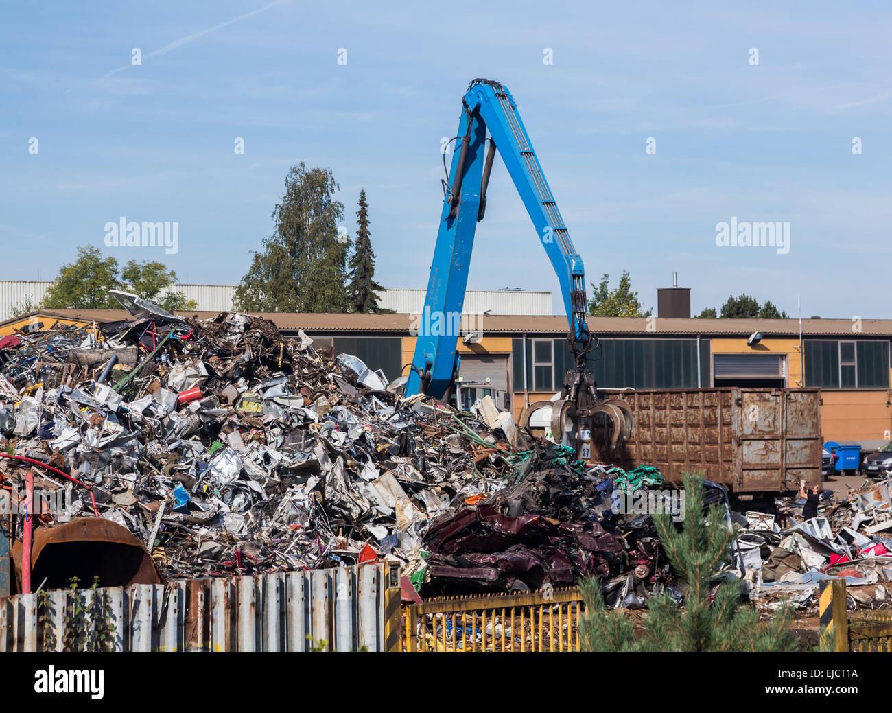 Junk yard crane hi-res stock photography and images - Alamy