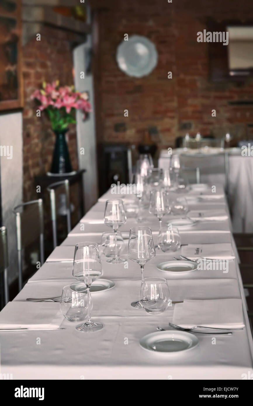 Place settings restaurant to celebrate Stock Photo - Alamy