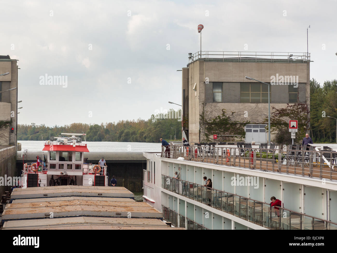 River lock with boat hi-res stock photography and images - Alamy