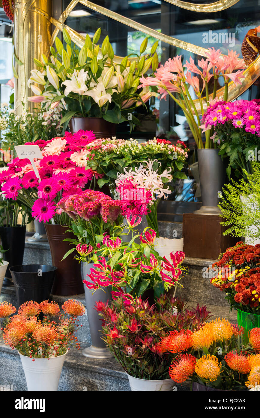 Street flower shop with colourful flowers Stock Photo - Alamy