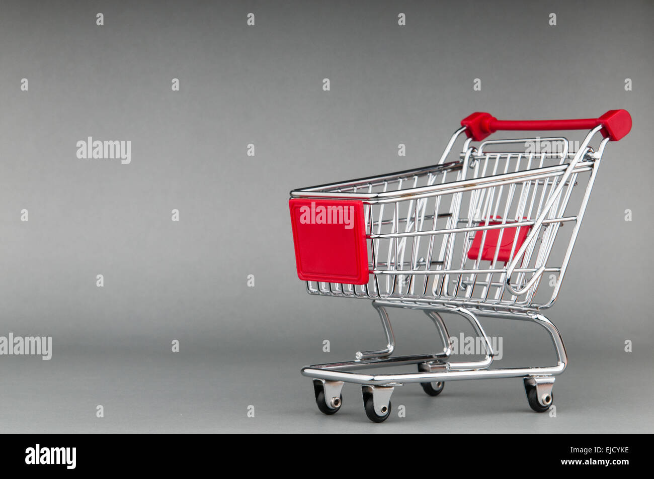 Shopping cart on seamless background Stock Photo - Alamy