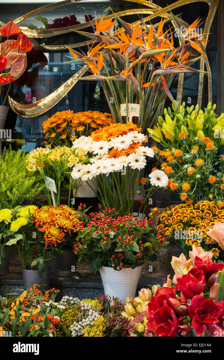 Street flower shop with colourful flowers Stock Photo - Alamy