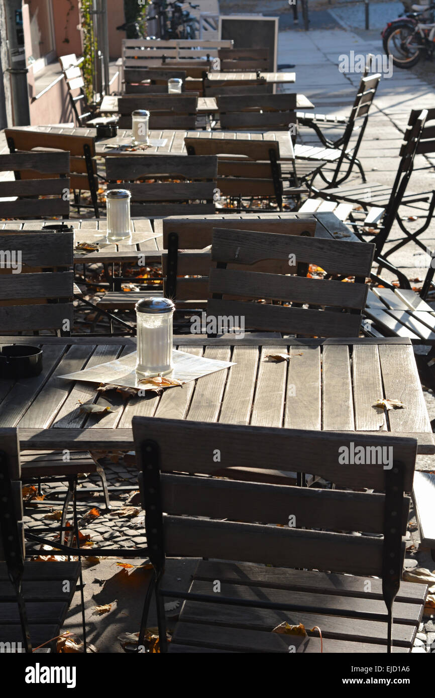 Restaurant outside tables hi-res stock photography and images - Alamy