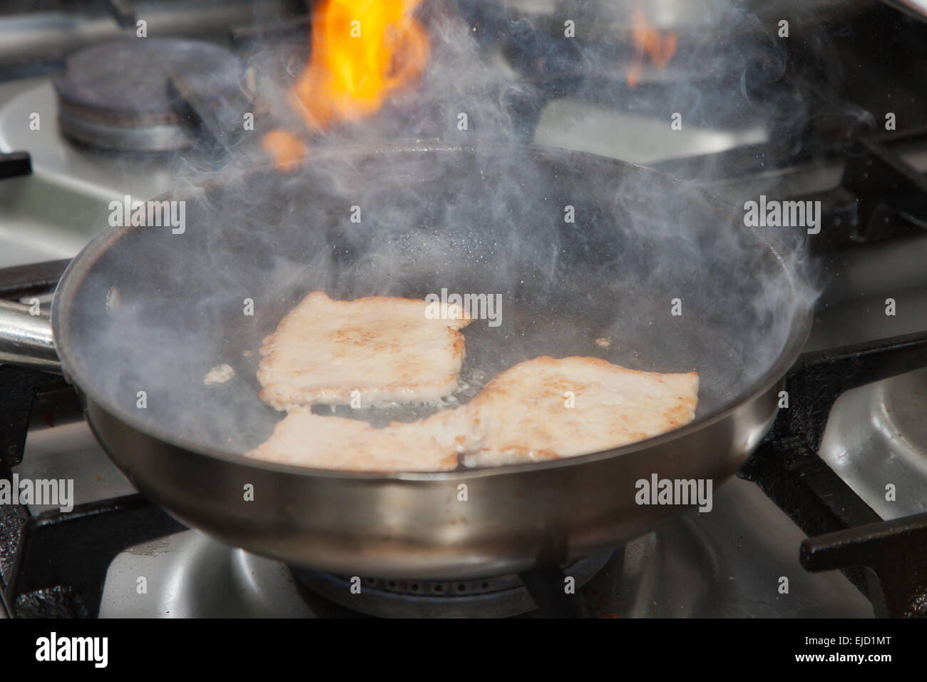 Spray oil frying pan hi-res stock photography and images - Alamy