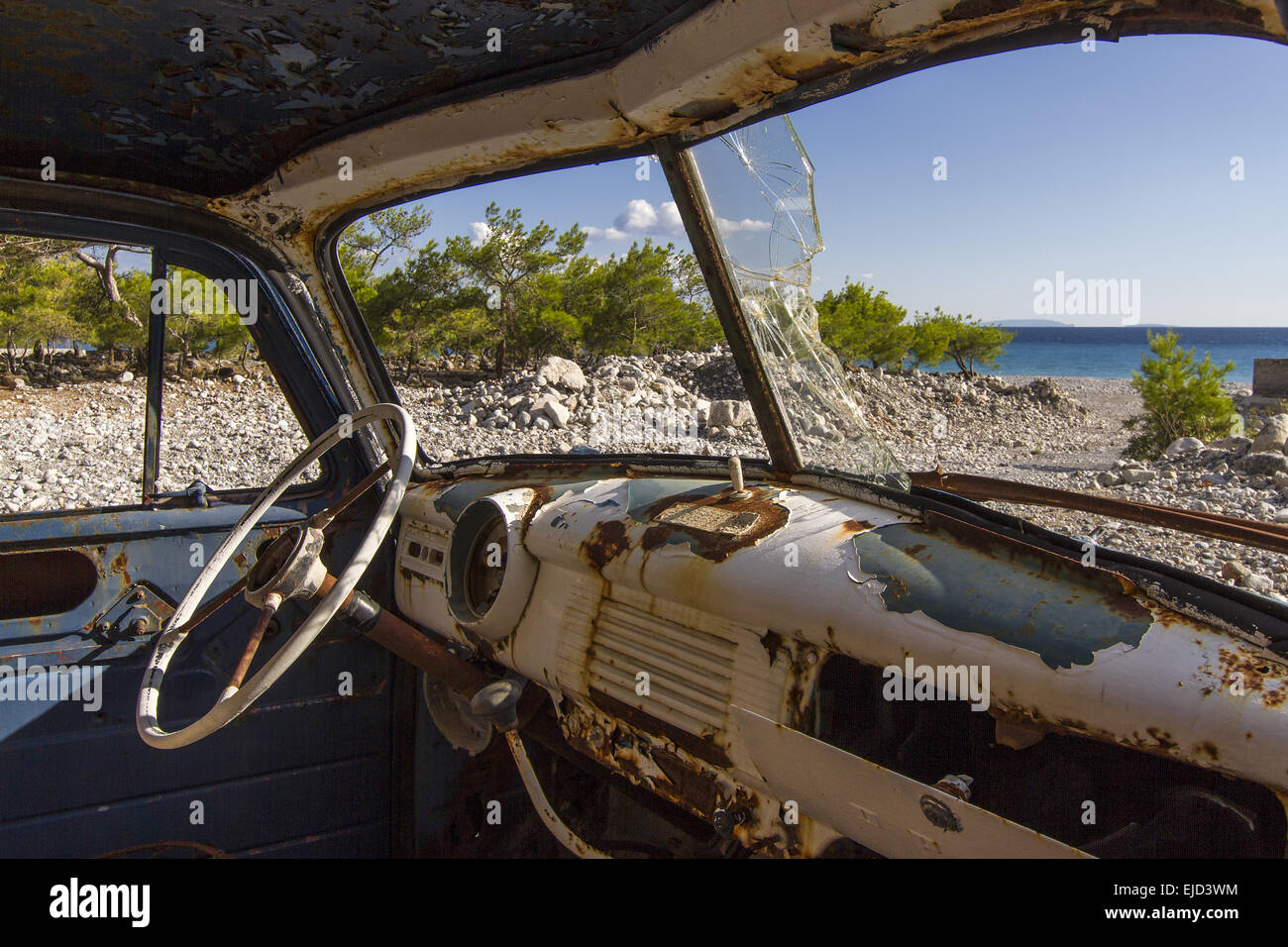 Destroyed car hi-res stock photography and images - Alamy