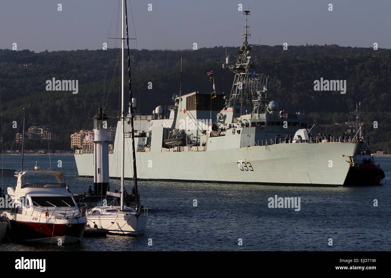 Canadian warship HMCS Toronto enters the Black sea town of Varna Harbor ...