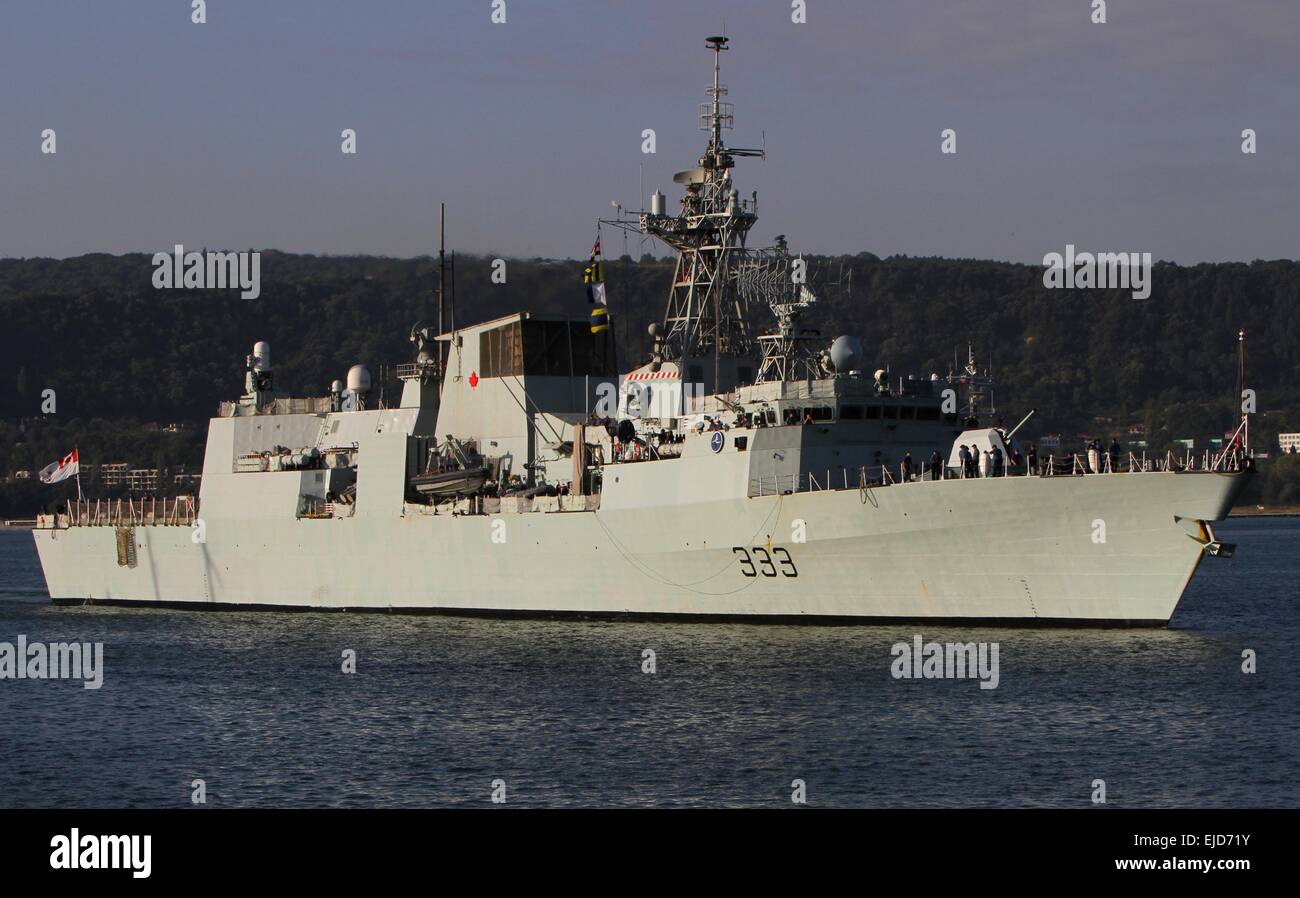 Canadian warship HMCS Toronto enters the Black sea town of Varna Harbor ...