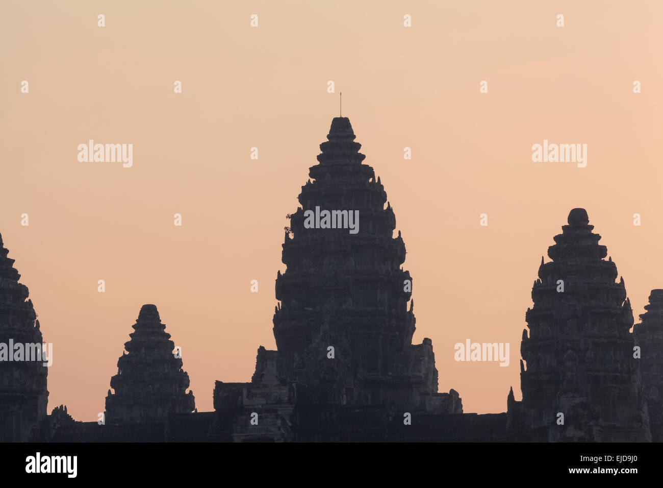 Angkor wat temple silhouetted hi-res stock photography and images - Alamy