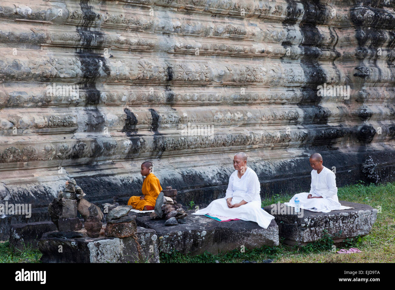 Cambodia, Siem Reap, Angkor Wat, Nuns and Monk Meditating Stock Photo ...