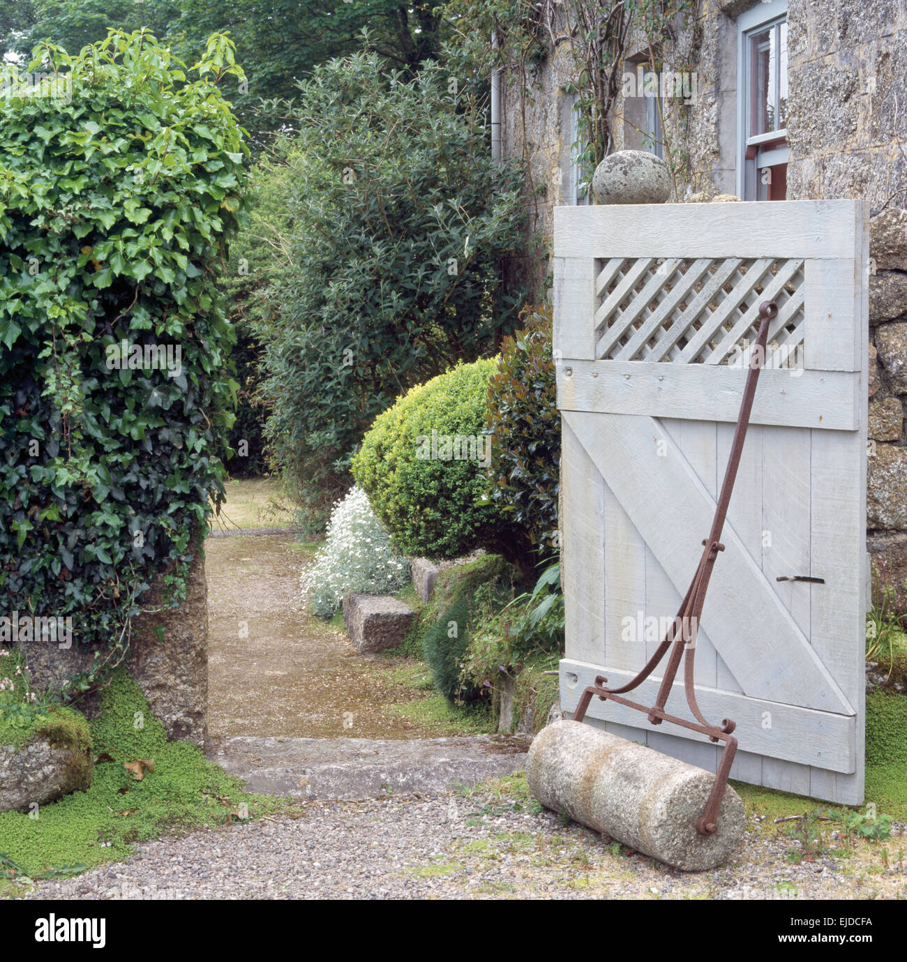 Leaning against garden gate hi-res stock photography and images - Alamy