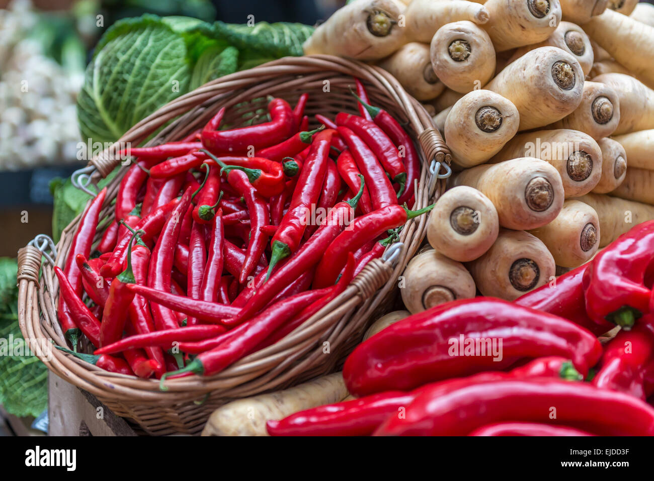 Vegetable display supermarket market hi-res stock photography and ...