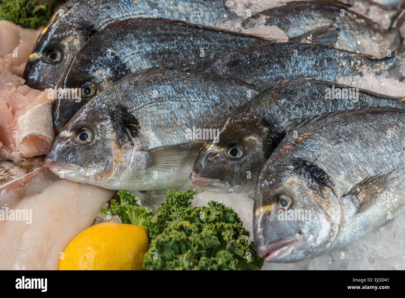 Supermarket fish counter hi-res stock photography and images - Alamy