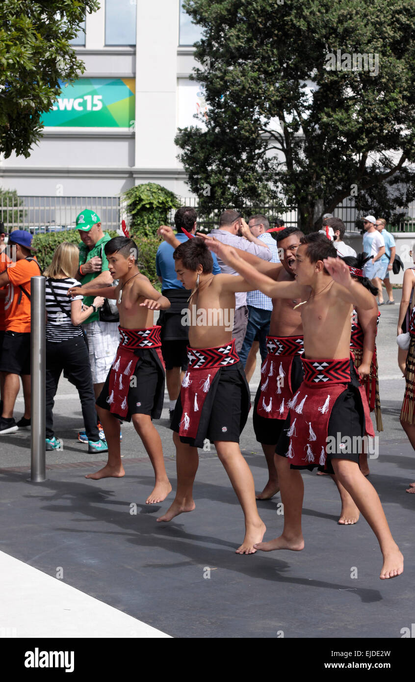 Maori people war dance hi-res stock photography and images - Alamy