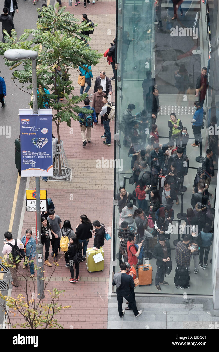A long queue forms in the Apple Store in Causeway Bay Stock Photo - Alamy