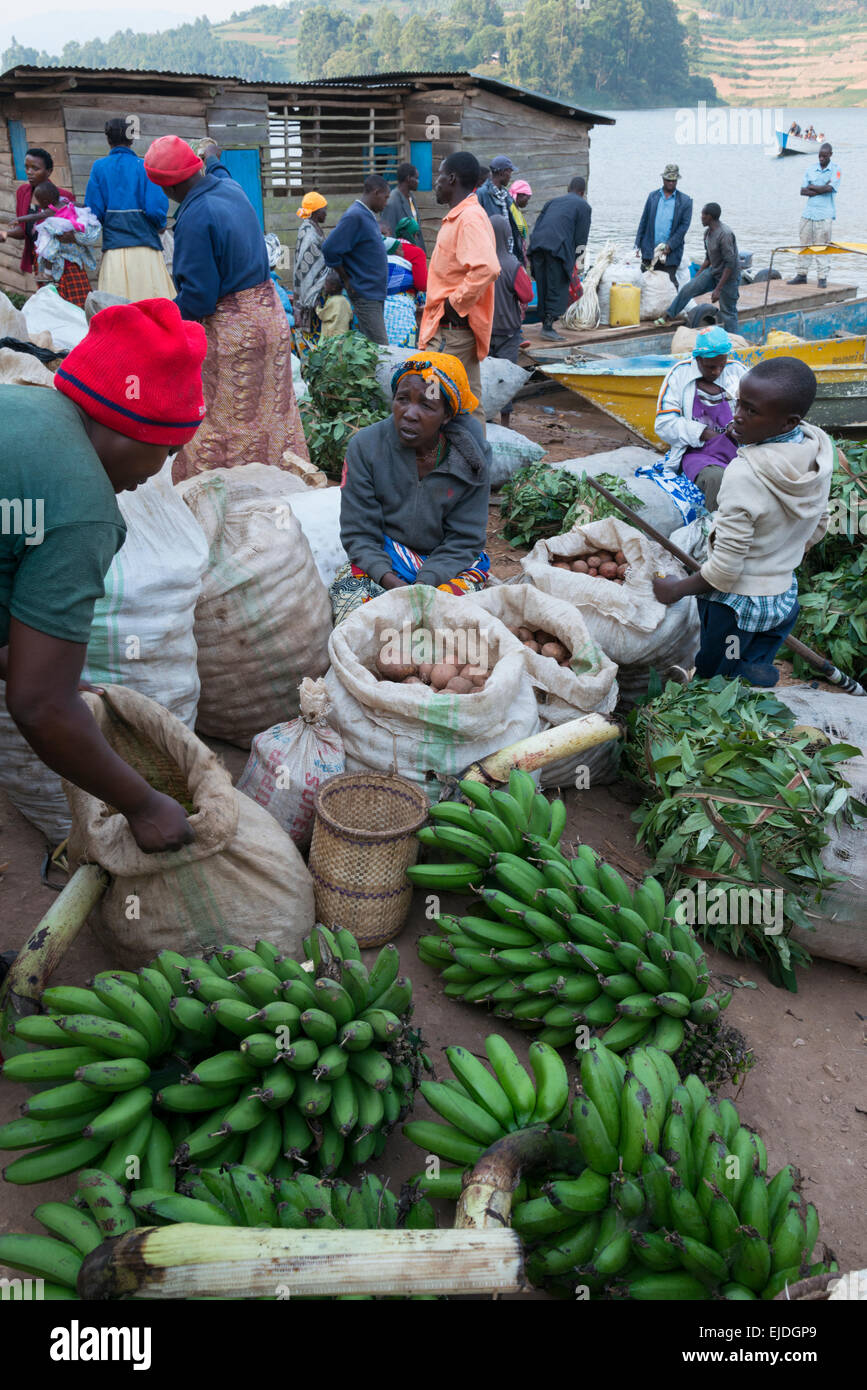 Weekly market at boat landing. Lake Bunyonyi. Uganda Stock Photo - Alamy