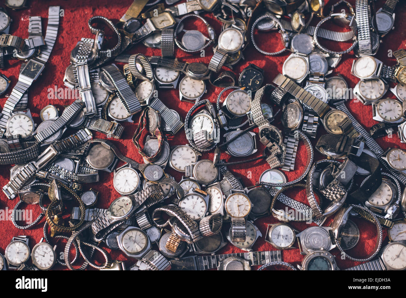 The broken watch Stock Photo - Alamy