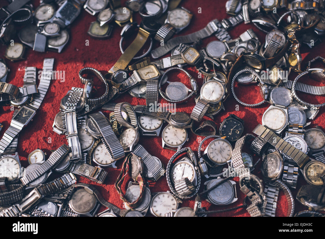 The broken watch Stock Photo - Alamy