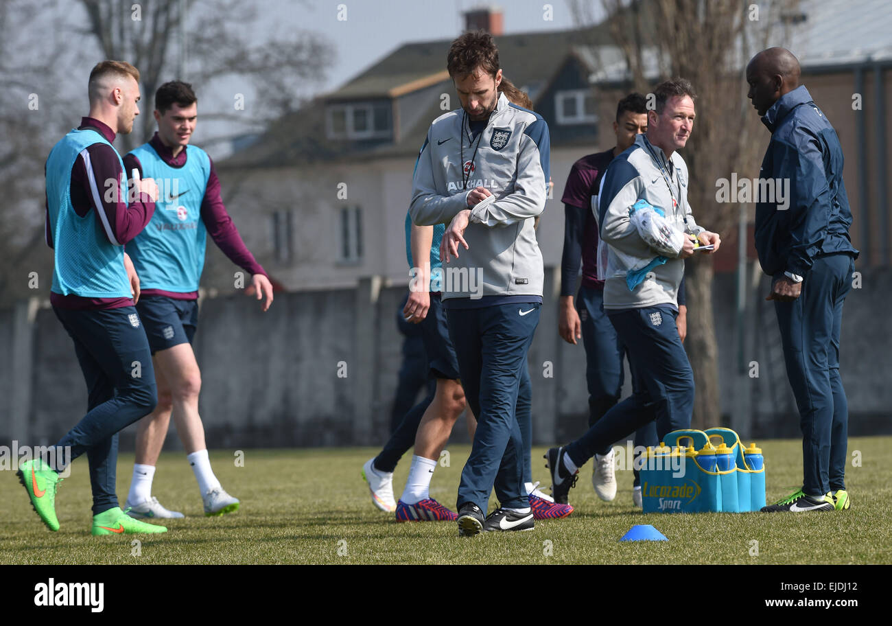 Gareth southgate england training hi-res stock photography and images ...