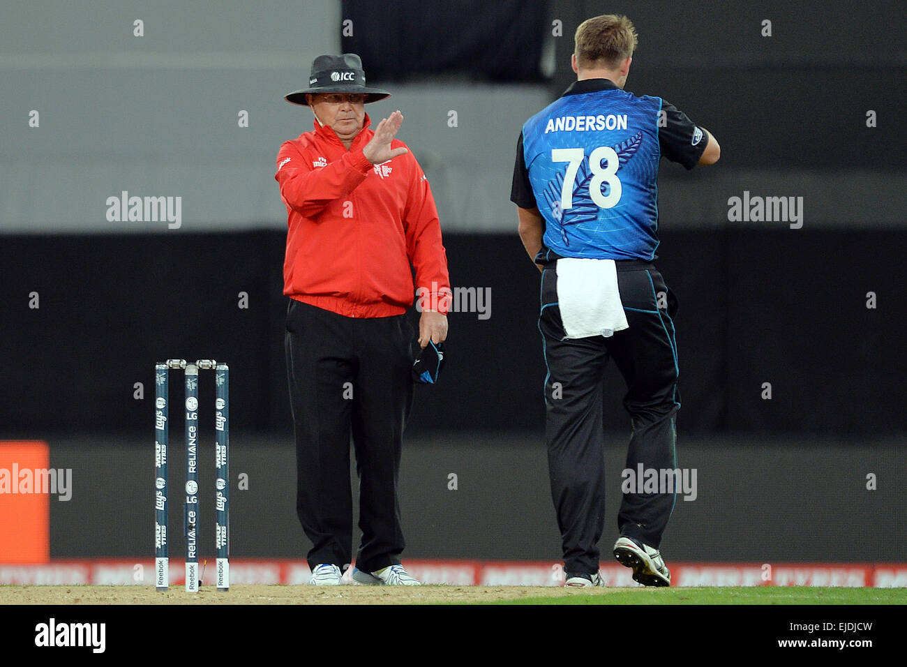 International cricket umpire hi-res stock photography and images - Alamy