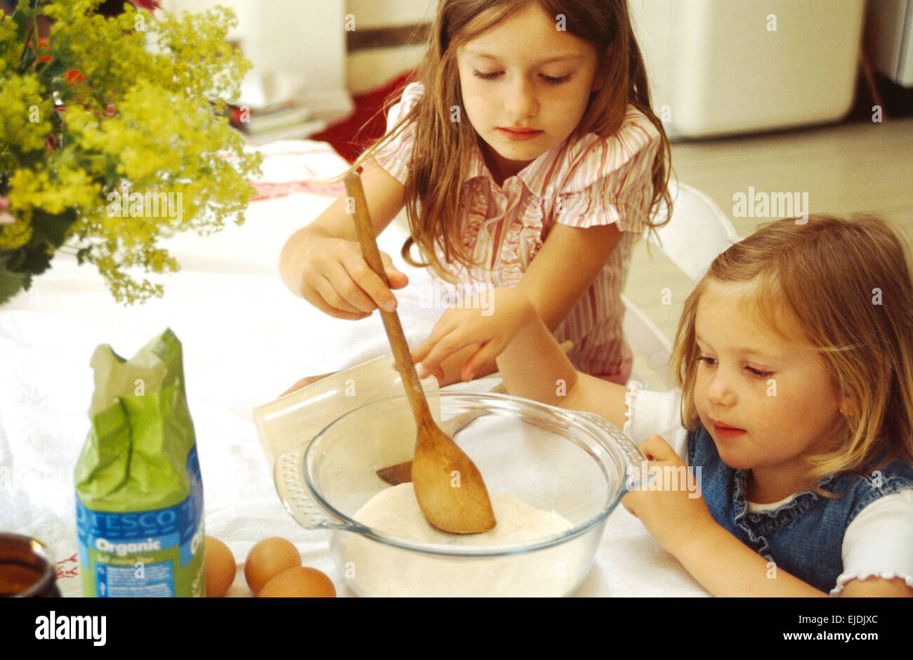 Kids making cake hi-res stock photography and images - Alamy