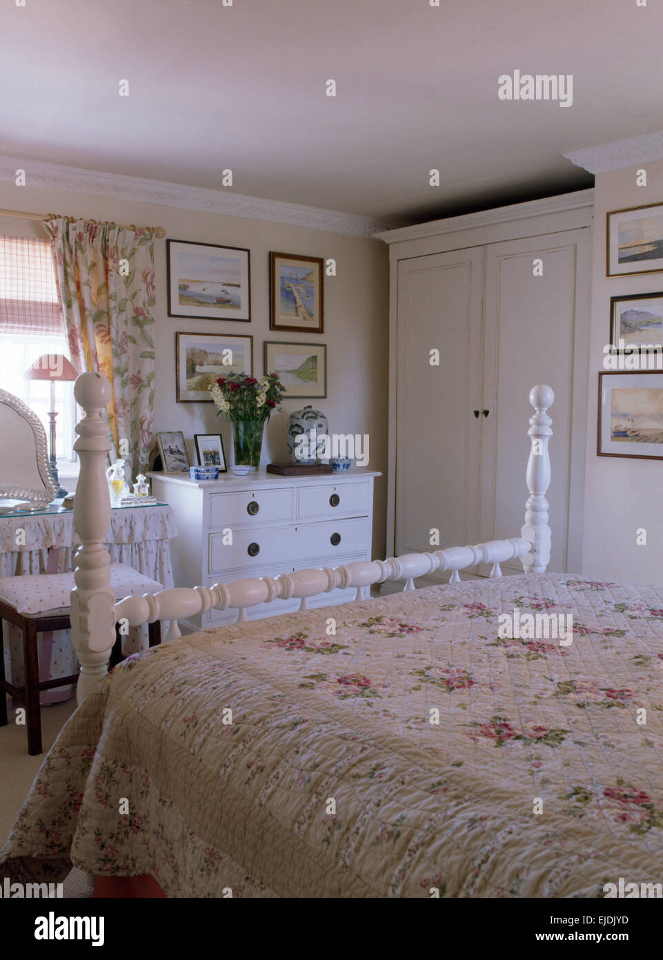 Traditional bed in cottage bedroom hi-res stock photography and images ...