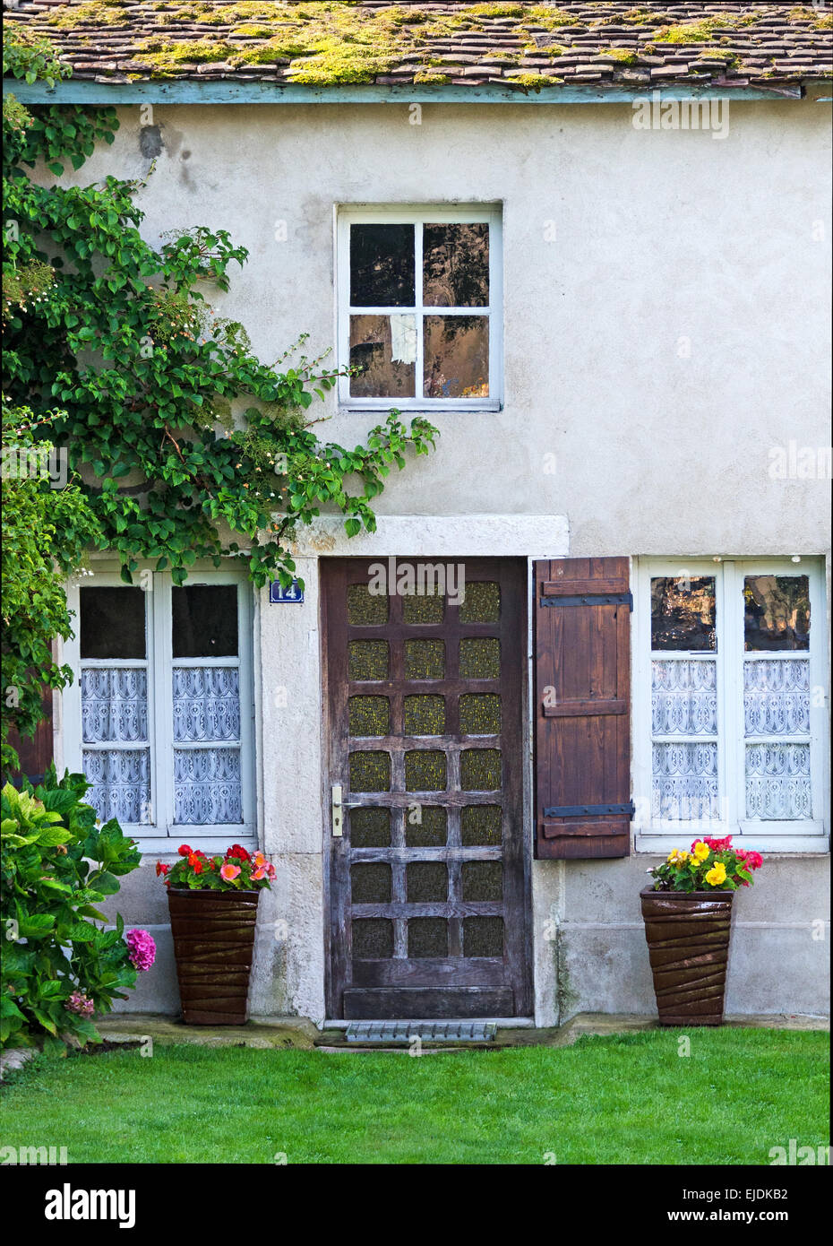 Traditional stone windows hi-res stock photography and images - Alamy