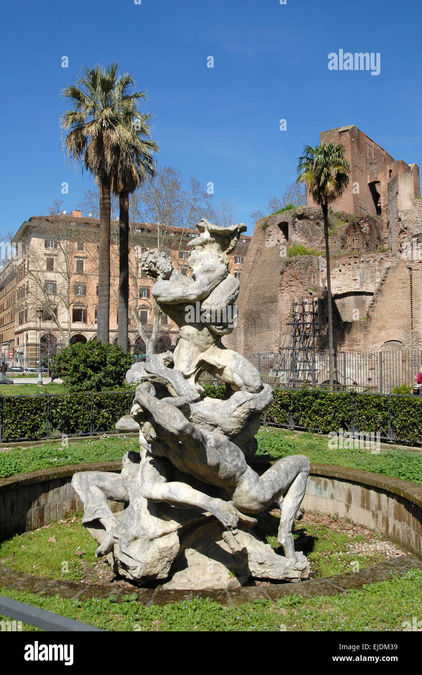 Statue in square hi-res stock photography and images - Alamy