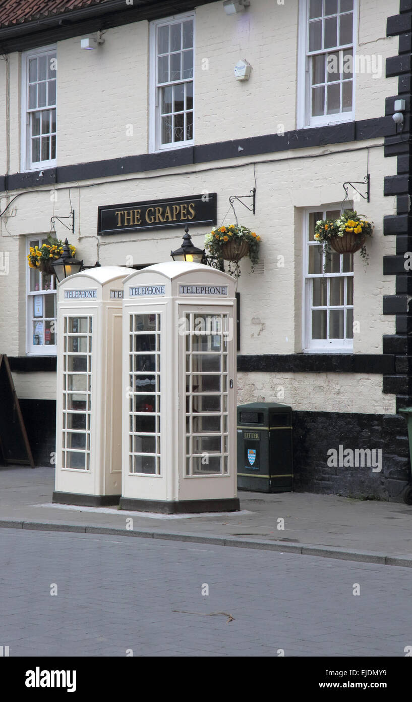 Hull telephone box hi-res stock photography and images - Alamy