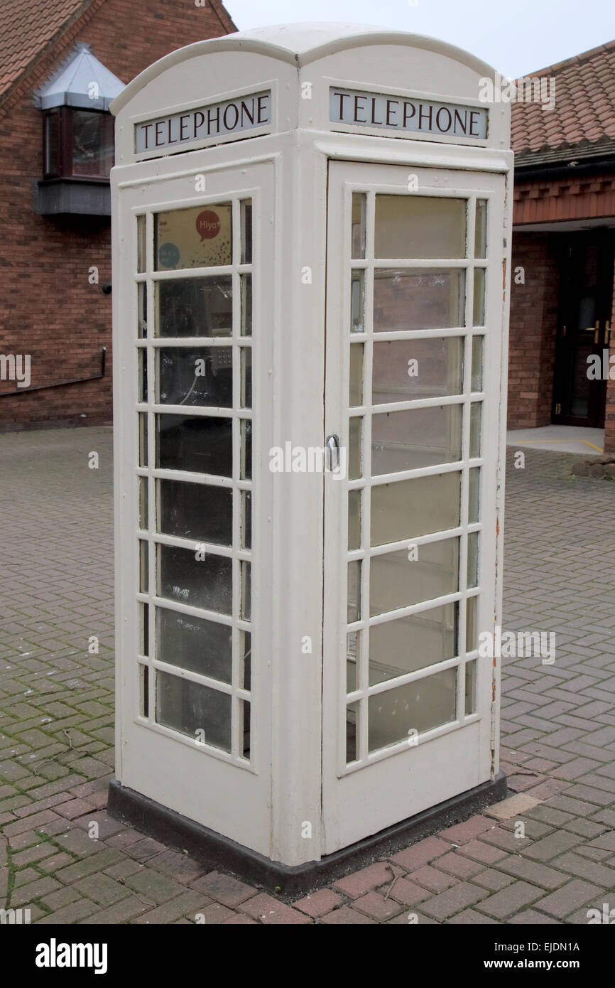 Hull cream telephone box hi-res stock photography and images - Alamy