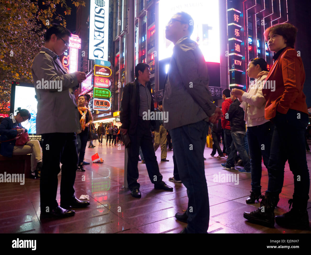 Meeting point for shoppers hi-res stock photography and images - Alamy