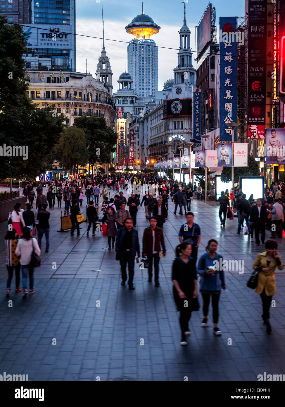 Busy shopping street hi-res stock photography and images - Alamy