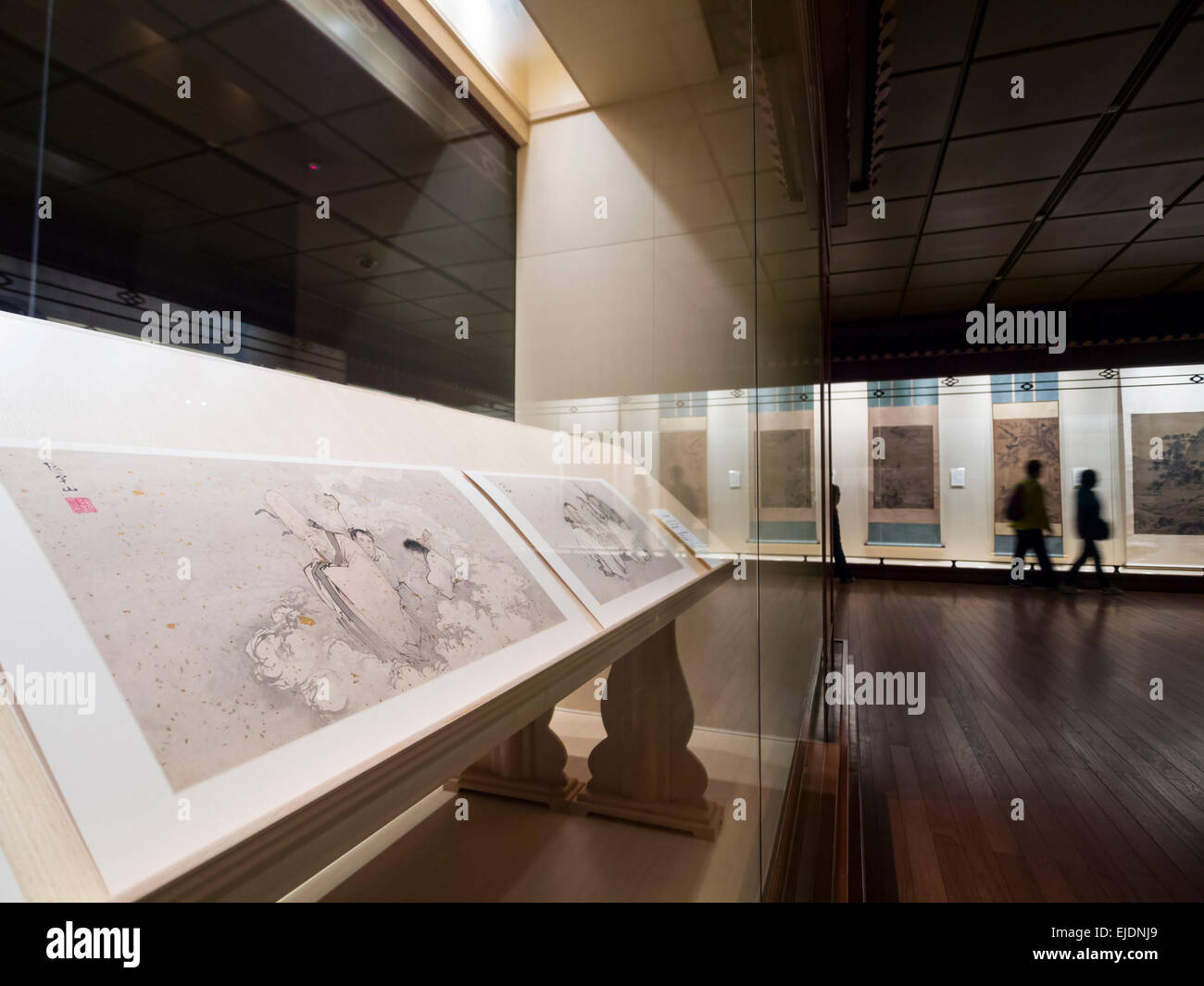 People visiting the Gallery of Ancient Chinese Paintings at the ...