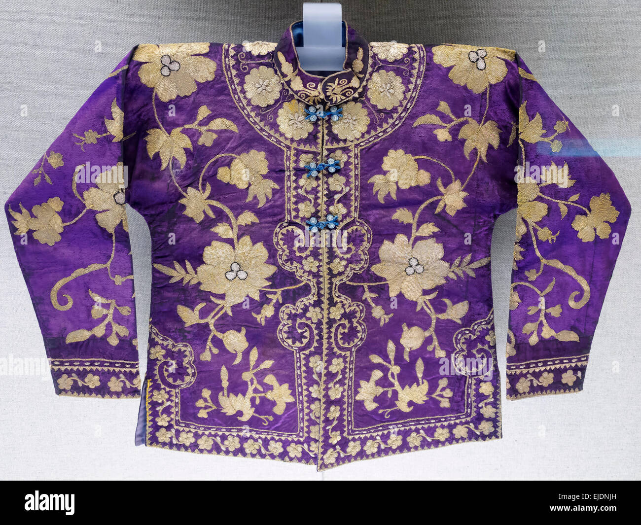 Chinese clothing at the Gallery of Arts and Crafts of the Shanghai ...