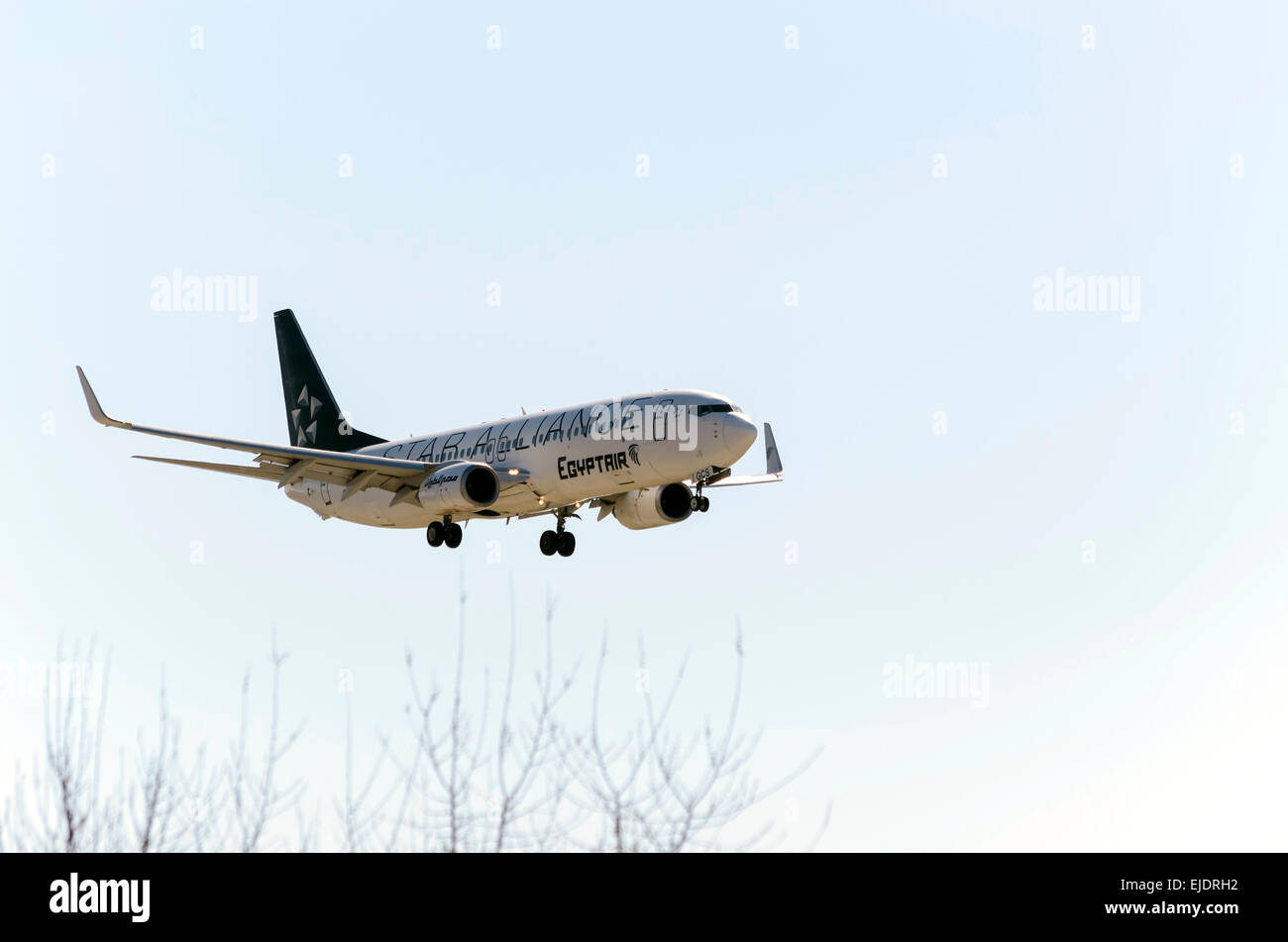 Boeing 737 800 wheels down hi-res stock photography and images - Alamy