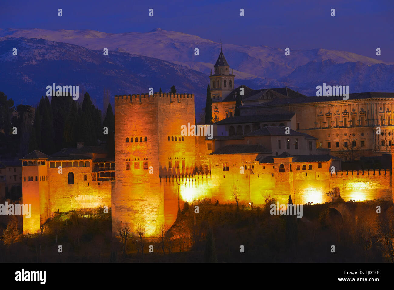 Alhambra, UNESCO World Heritage Site, Sierra Nevada and la Alhambra at ...