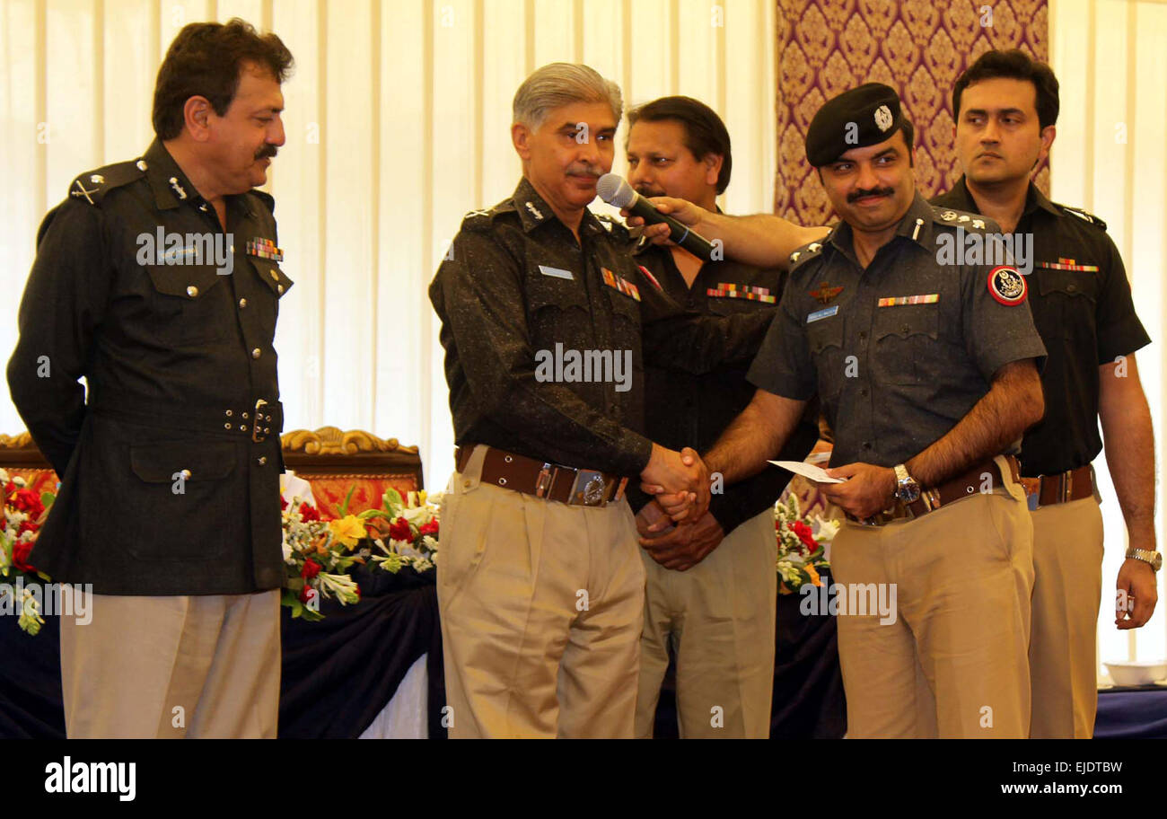 IGP Sindh Ghulam Hyder Jamali distributing cheques among the police ...