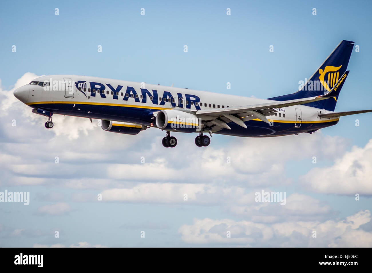 Ryanair on approach hi-res stock photography and images - Alamy