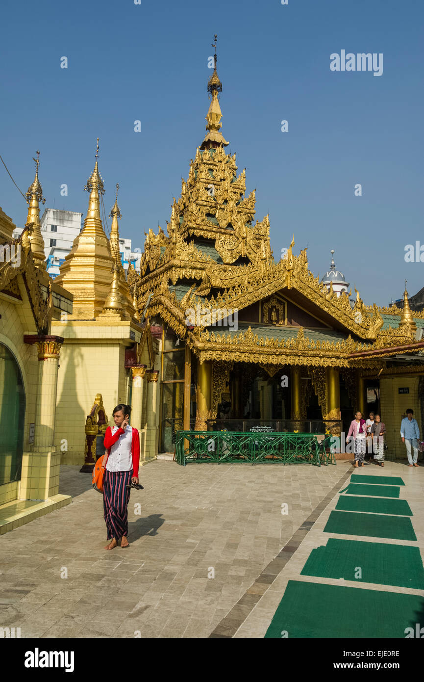 Yangon street scenes, Sule Pagoda The market Stock Photo - Alamy