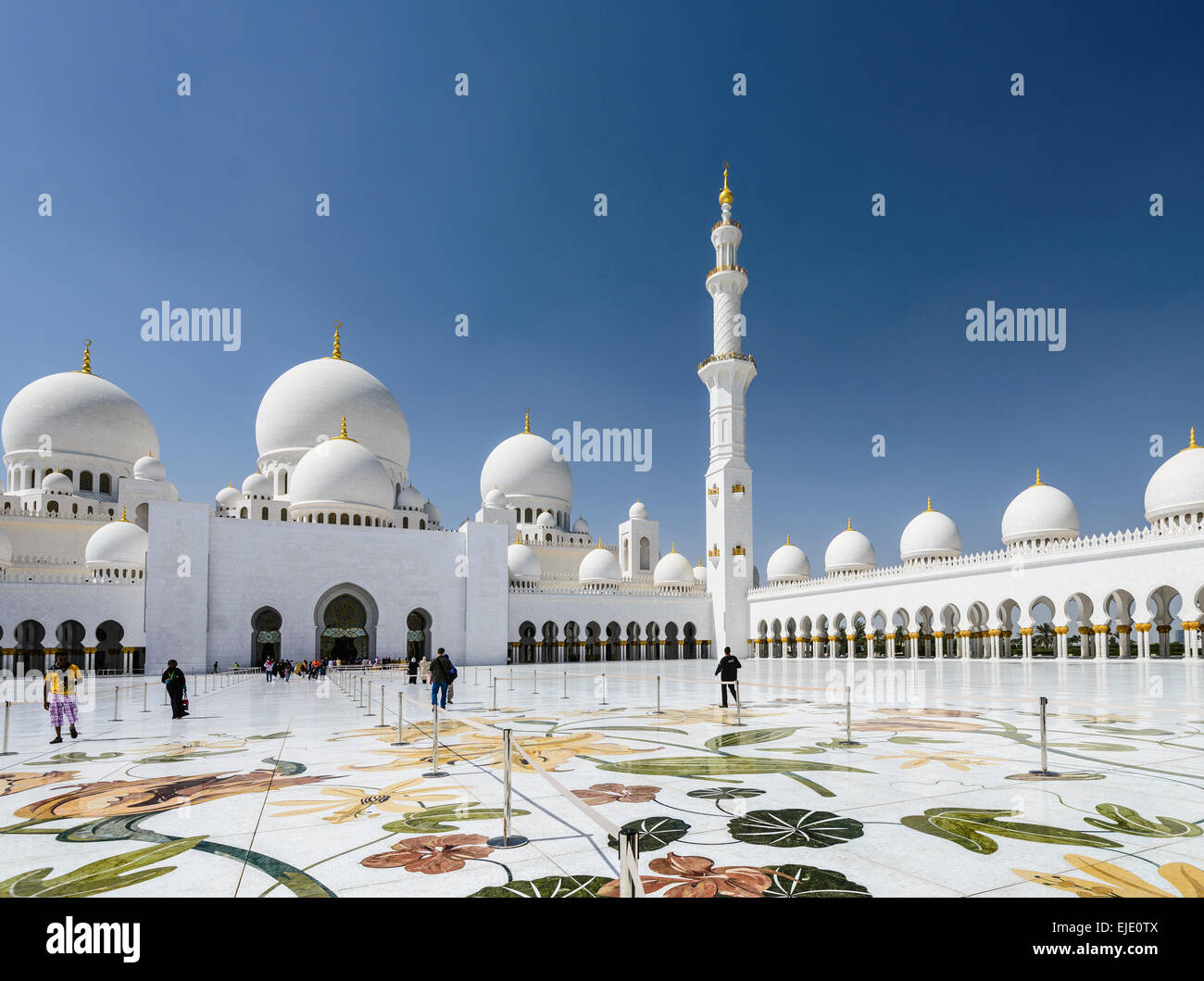 Inner courtyard of the Sheikh Zayad Grand Mosque, Abu Dhabi, UAE Stock ...