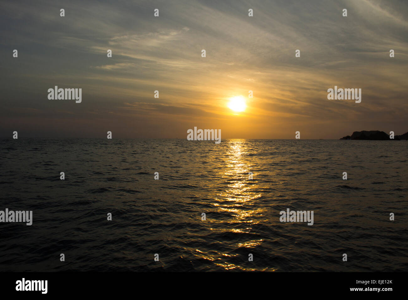 Cloudy night sky ocean hi-res stock photography and images - Alamy