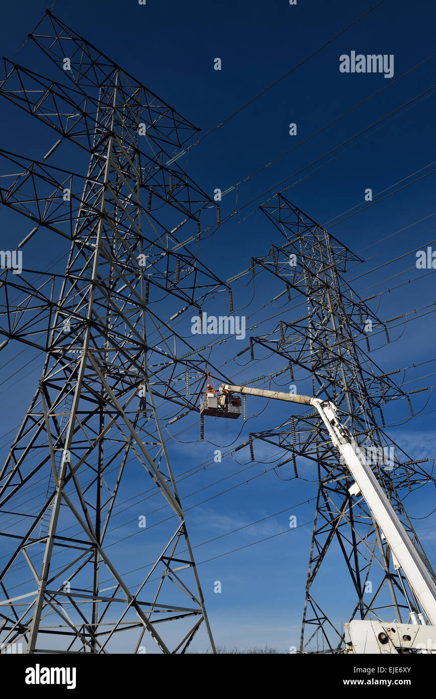 Linemen lineman high voltage workers hi-res stock photography and ...