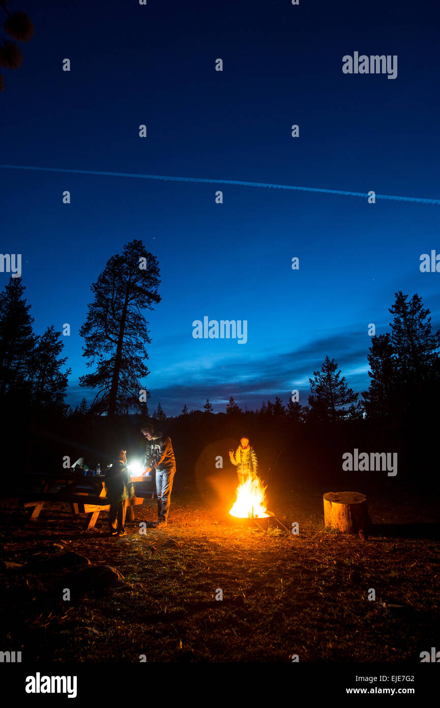 Family sitting around fire hi-res stock photography and images - Alamy