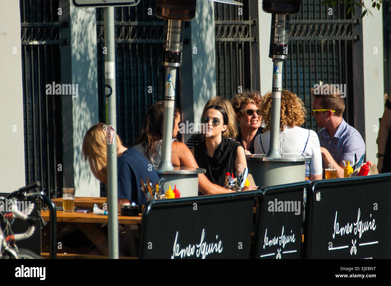 Street cafe scene hi-res stock photography and images - Alamy